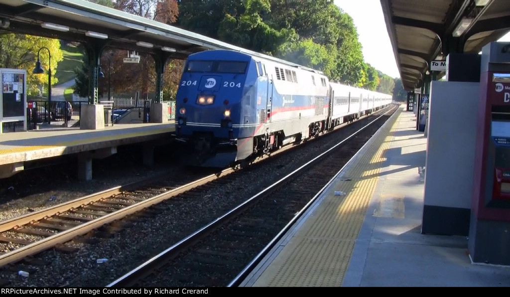 Train 8839 Pulling In